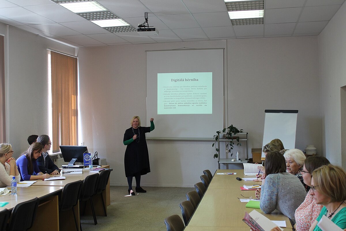 Profesore Zanda Rubene par digitālo bērnību un plaisu starp paaudzēm